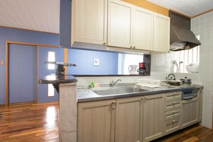 Casa (Private Vacation Home) | Cozinha privada | Um frigorífico, um micro-ondas, uma cafeteira/bule 