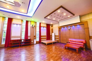 Suite (Group Room) | Sala de estar | Televisor