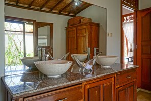 Vila, 2 quartos | Pia do banheiro