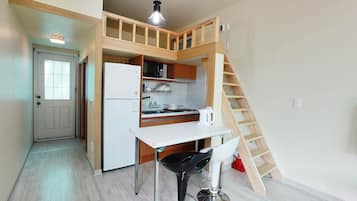 Quarto (Red) | Kitchenette privada | Um frigorífico/congelador grande, um micro-ondas, uma placa de cozinha