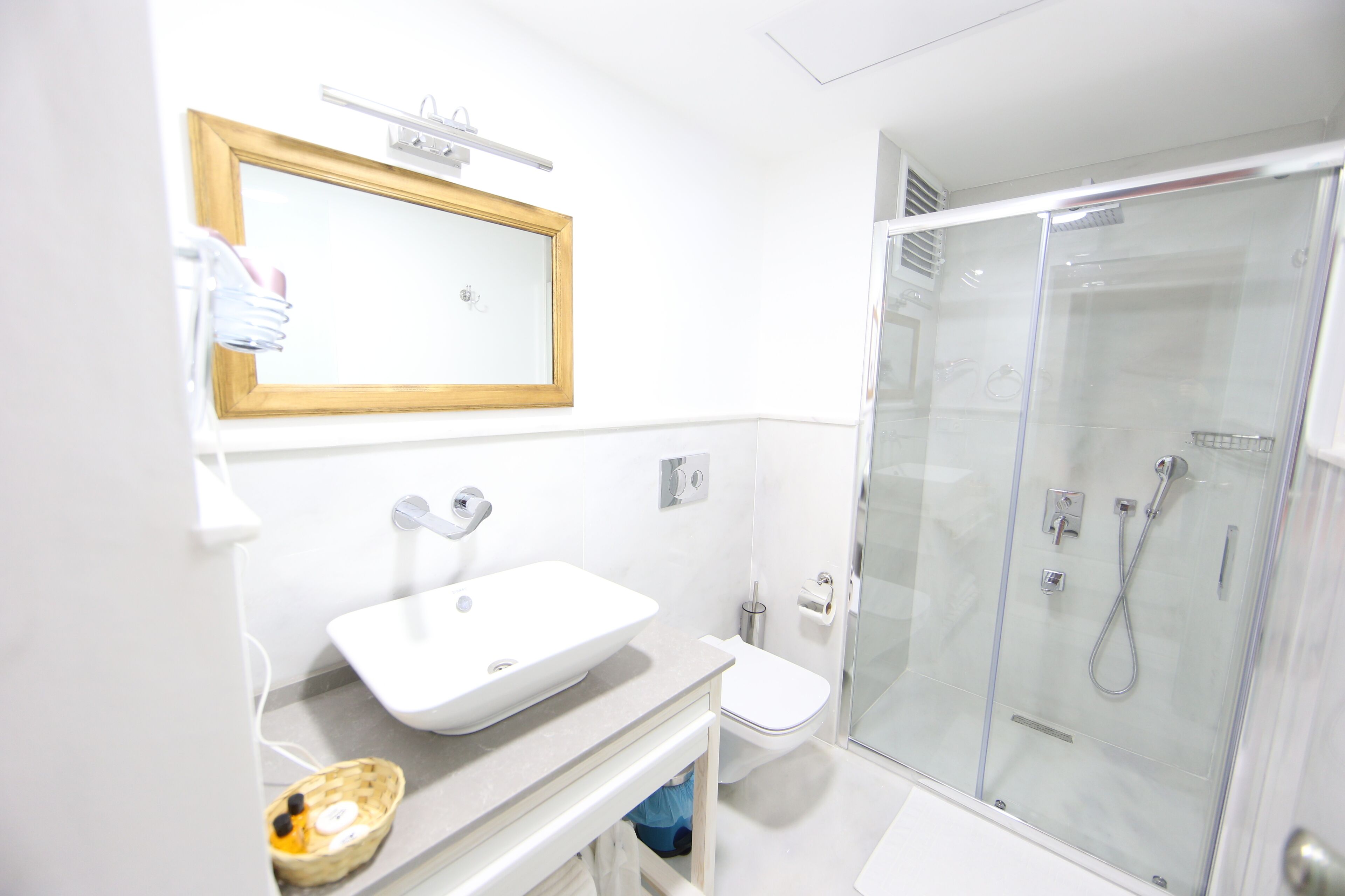 Quarto Duplo Deluxe | Casa de banho | Um polibã, artigos de higiene pessoal grátis, um secador de cabelo 