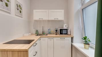 Apartamento Premium | Cozinha privada | Um frigorífico, um micro-ondas, uma placa de cozinha