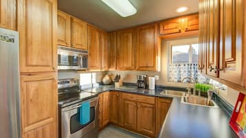 Casa (3 Bedrooms) | Cozinha privada | Geladeira grande, micro-ondas, fogão, cafeteira/chaleira