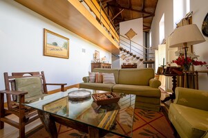 Casa de Campo Exclusiva | Sala de estar | Televisor de ecrã plano de 32 cm com canais via satélite, televisor 