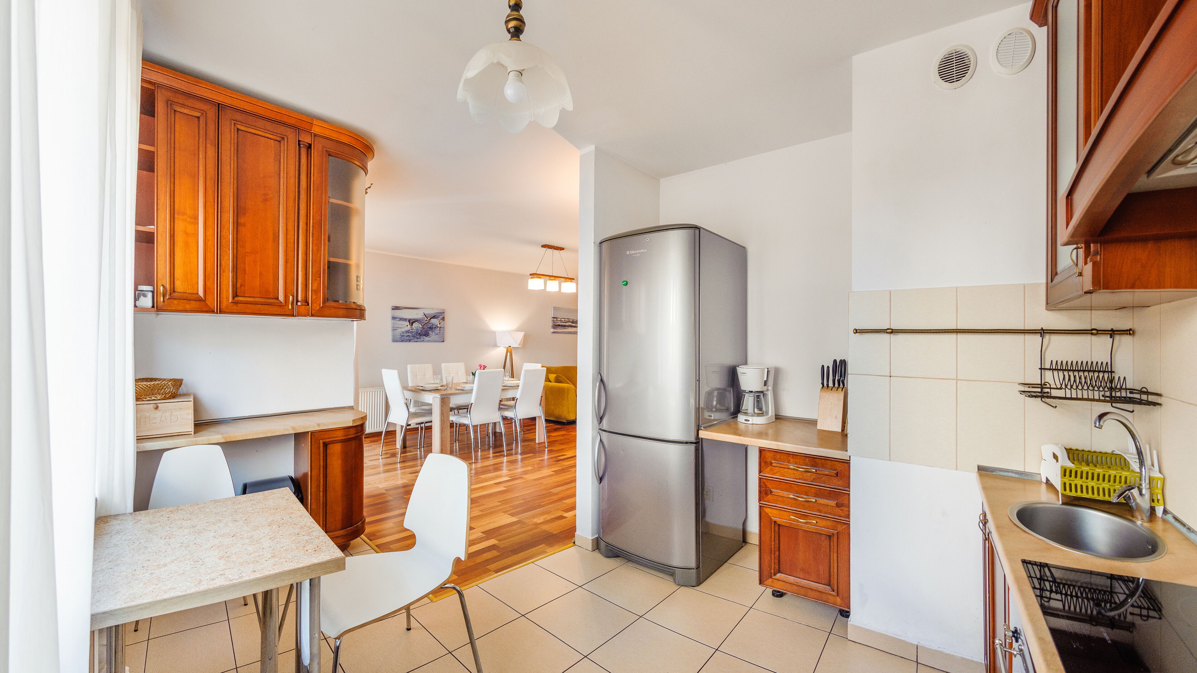 Apartamento (17) | Cozinha americana privada | Geladeira, cooktop, chaleira elétrica