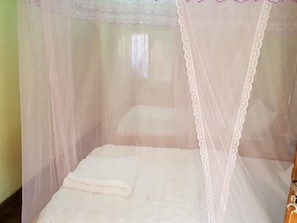Quarto duplo standard | Escrivaninha, cortinas blackout, Wi-Fi de cortesia, roupa de cama