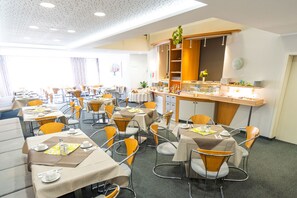 Café da manhã com buffet durante a semana (EUR 11 por pessoa) 