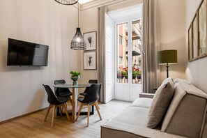 Apartamento Standard, 1 quarto | Sala de estar | Smart TV 