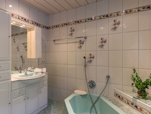 Apartamento | Casa de banho | Uma banheira, toalhas fornecidas 