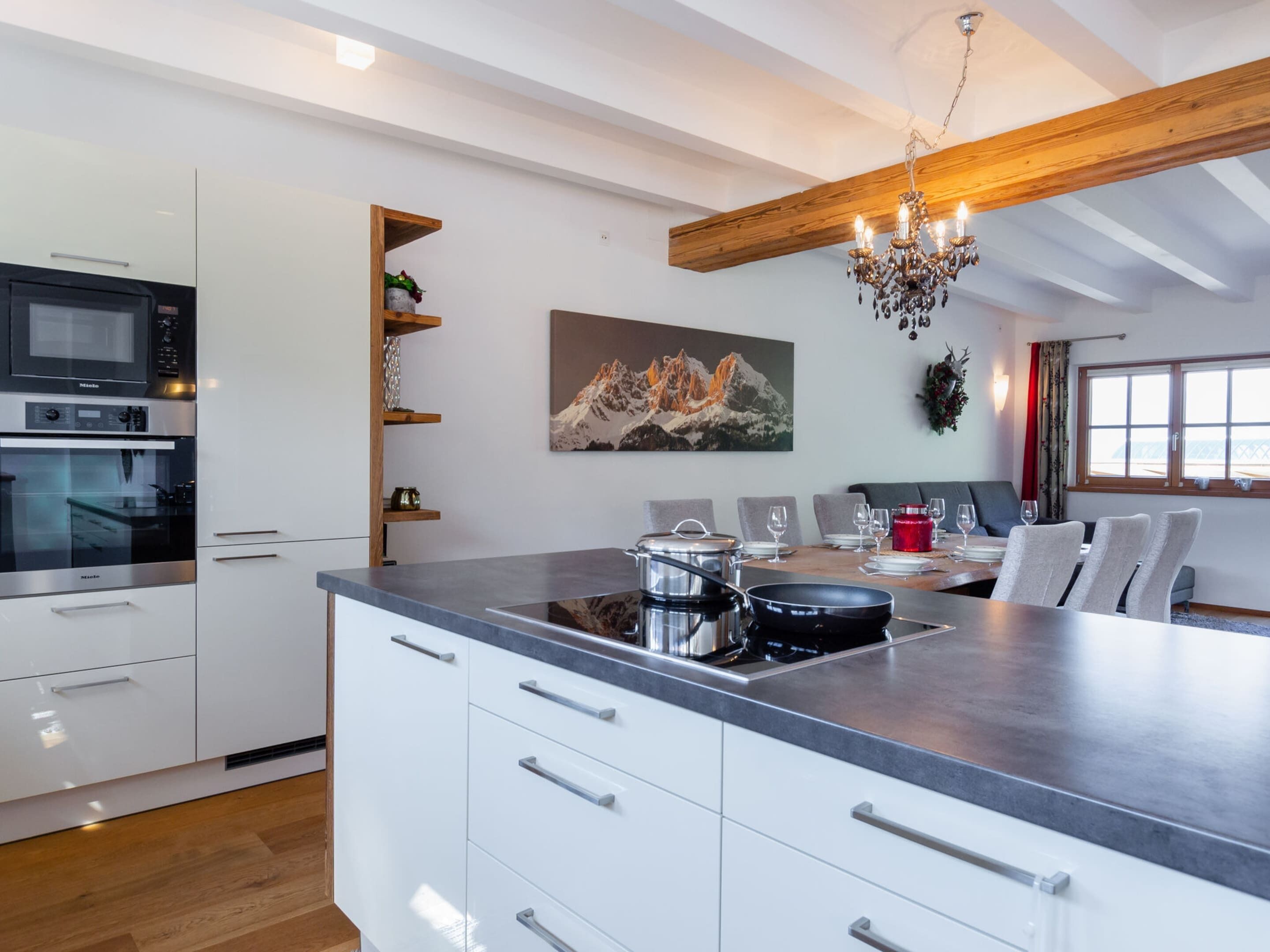 Apartamento | Cozinha privada | Uma cadeira de bebé 
