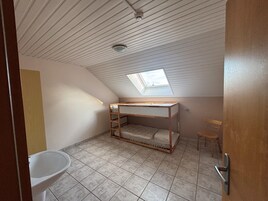 Casa | 10 quartos, com mobília individualizada 