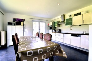 Casa | Cozinha privada | Uma cadeira de bebé 