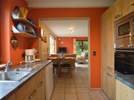 Casa | Cozinha privada | Uma cadeira de bebé, utensílios de cozinha 