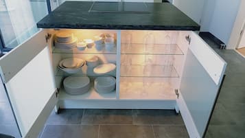 Apartamento Panorâmico | Cozinha privada | Um frigorífico, um micro-ondas, um forno, uma placa de cozinha