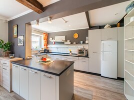 Casa | Cozinha privada | Um micro-ondas, uma placa de cozinha, uma máquina de lavar louça