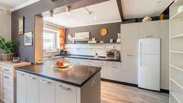 Casa | Cozinha privada | Um micro-ondas, uma placa de cozinha, uma máquina de lavar louça