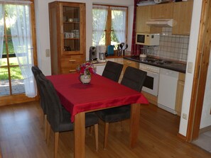 Apartamento | Cozinha privada | Um micro-ondas, uma placa de cozinha, uma máquina de lavar louça 