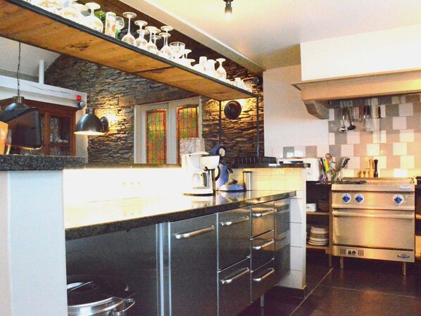 Casa | Cozinha privada | Uma cadeira de bebé 