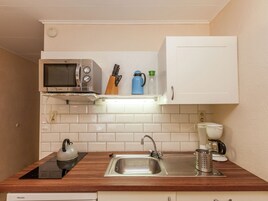 Apartamento | Cozinha privada | Uma placa de cozinha, uma cadeira de bebé 