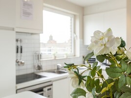 Apartamento | Cozinha privada | Um micro-ondas, uma cadeira de bebé 
