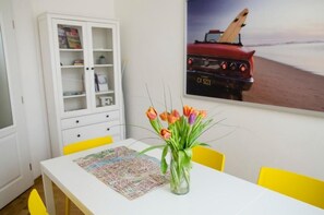 Dormitório compartilhado, somente para mulheres (Mango, 6 beds) | Opções para refeição no quarto