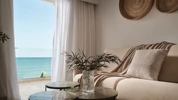 Suite Superior, vista para o mar | Sala de estar | Televisor de ecrã plano de 32 polegadas com canais por cabo, televisor