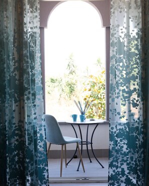 Roupa de alta qualidade, edredões de penas, minibar grátis 