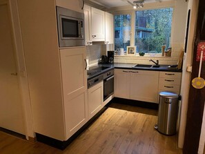 Casa | Cozinha privada | Uma cadeira de bebé 