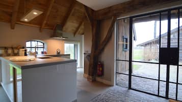 Casa | Cozinha privada | Uma placa de cozinha, uma cadeira de bebé