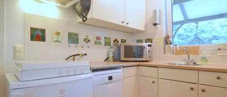 Casa | Cozinha privada | Uma máquina de lavar louça, uma cafeteira/bule, uma cadeira de bebé