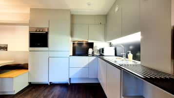 Casa | Cozinha privada | Uma cadeira de bebé, utensílios de cozinha