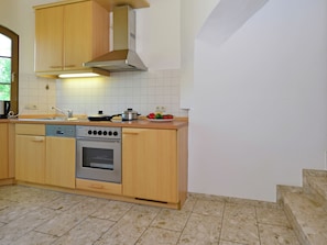 Apartamento | Cozinha privada | Uma cadeira de bebé