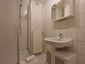Apartamento | Casa de banho | Um polibã, toalhas fornecidas 
