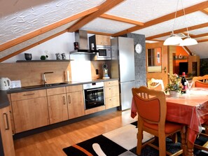 Apartamento | Cozinha privada | Uma cadeira de bebé 