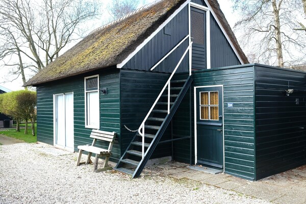 Cozy House With A Boat Near Giethoorn & Weerribben Wieden National Park - Giethoorn