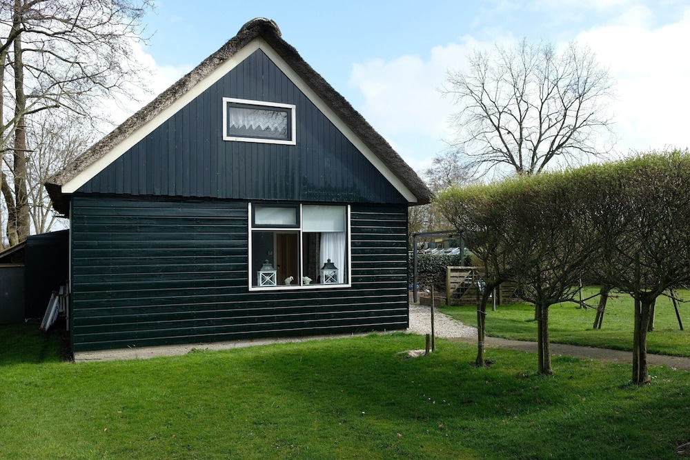 Cozy House With A Boat Near Giethoorn & Weerribben Wieden National Park - Giethoorn