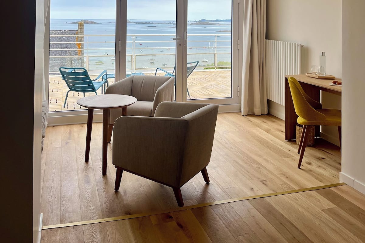 Quarto Duplo Comfort, terraço | Minibar, cofre no quarto, com decoração personalizada