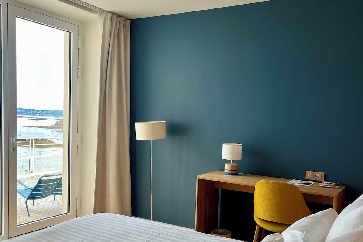 Quarto Duplo Comfort, varanda | Minibar, cofre no quarto, com decoração personalizada