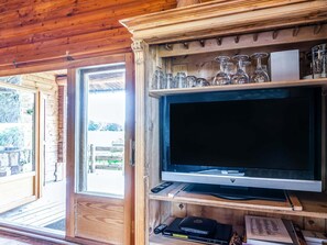 Chalé | Sala | Televisor, lareira 