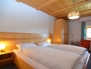 Casa | 3 quartos, individualmente mobiliados, ferros/tábuas de passar roupa