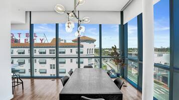 Apartamento Executivo, 2 quartos, cozinha, Vista para a cidade | Restaurantes