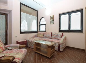 Apartamento standard, 3 quartos (20464) | Área de estar | TV de tela plana