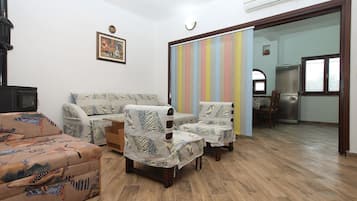 Apartamento Standard, 3 quartos (20466) | Sala de estar | TV de ecrã plano