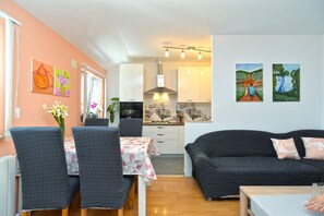 Apartamento Standard, 1 quarto (23021) | Sala de estar | Televisor 