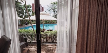 Quarto Executivo, 1 cama king-size, vista para a piscina | Secretária, ferro/tábua de engomar, Wi-fi grátis