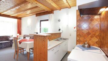 Apartamento | Cozinha privada | Uma cadeira de bebé