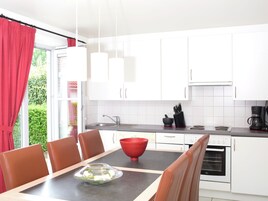 Casa | Cozinha privada | Uma cafeteira/bule, uma cadeira de bebé 