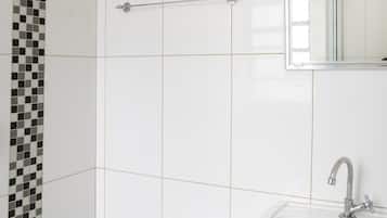 Quarto casal superior, 1 quarto | Banheiro | Chuveiro, produtos de toalete grátis, toalhas de banho, sabonete