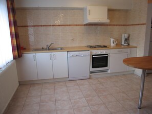 Apartamento | Cozinha privada | Uma cadeira de bebé 