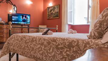Quarto casal superior, 1 quarto, vista para a cidade | Roupas de cama premium, edredons de pluma, escrivaninha